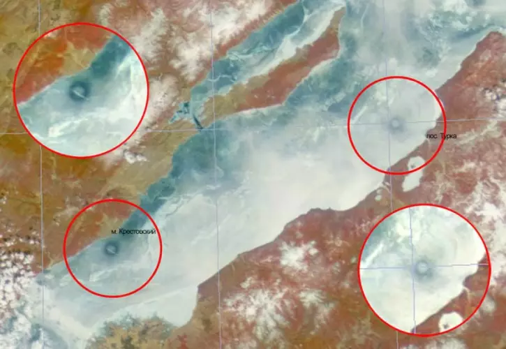 Isringe Ringene, hvis diameter når flere kilometer, blev dannet på isen ved Baikal -søen i 2003, 2005, 2008 og 2009. Du kan kun se dem fra rummet. Mest sandsynligt er metanemissioner skyld i deres udseende, men det er ikke sikkert.