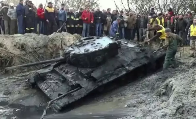 O tanque está embutido na floresta: escavadores negros arrastaram equipamentos de carro