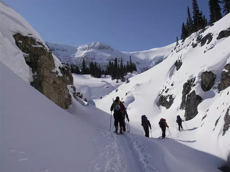 Rule # 10 In mountainous areas, there can be a number of traps that can greatly aggravate the consequences of being hit by an avalanche. For example, in depressions such as river beds or ravines, various fragments of ice and rocks settle, which can bury you much deeper. And mountain springs can significantly lower the temperature.