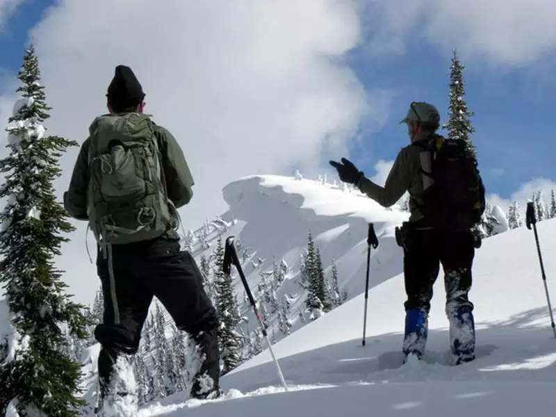 Regel nr. 2 Overhengende snøblokker er de mest åpenbare indikatorene for hvilken retning vinden blåser. Sterk vind tilfører dem bare snø, som sammen med den allerede store snømassen og plutselig oppvarming kan få steinblokkene til å kollapse og dermed forårsake et skred.