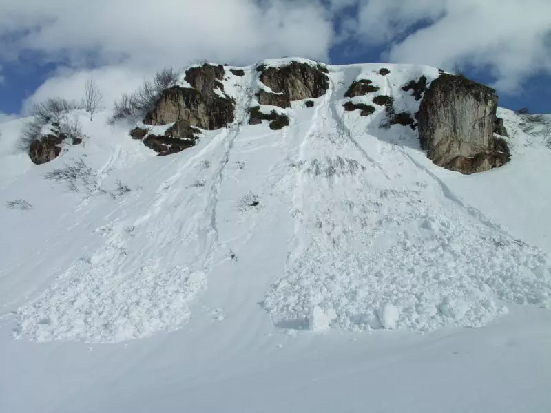 Regel nr. 3 Store snødekte klipper, klipper og rene klipper er generelt de tynneste områdene med snødekke i fjell. Å sykle på kanten av en ren klippe er aldri en god idé, spesielt hvis skråningen er utsatt for skred.