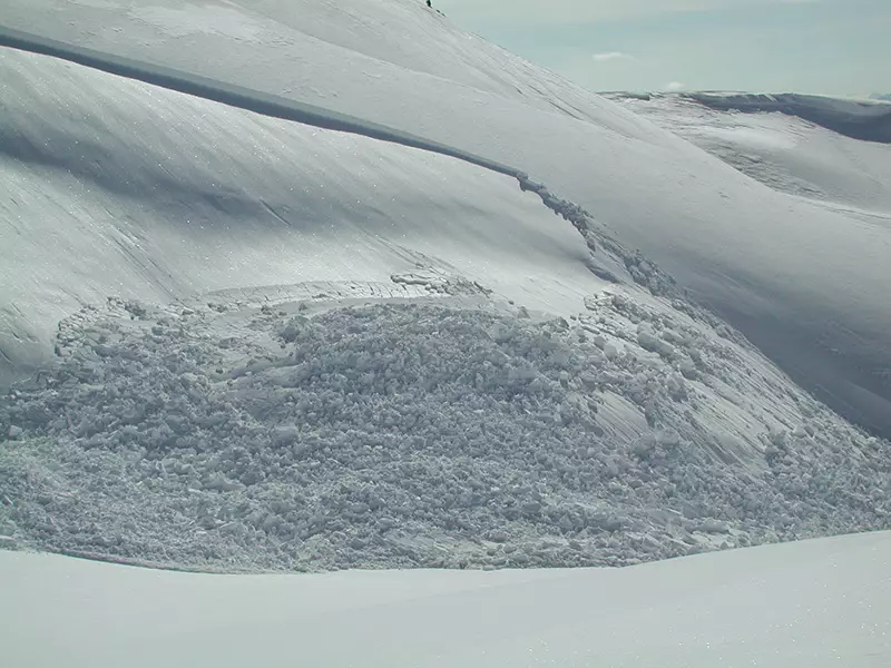 Regel # 6 Rimfrost på en snøoverflate er en tynn krystall som dukker opp fra det øverste snølaget på kalde netter. Til tross for sin skjønnhet, kan dette fenomenet synlig svekke snølagene og få dem til å bevege seg.