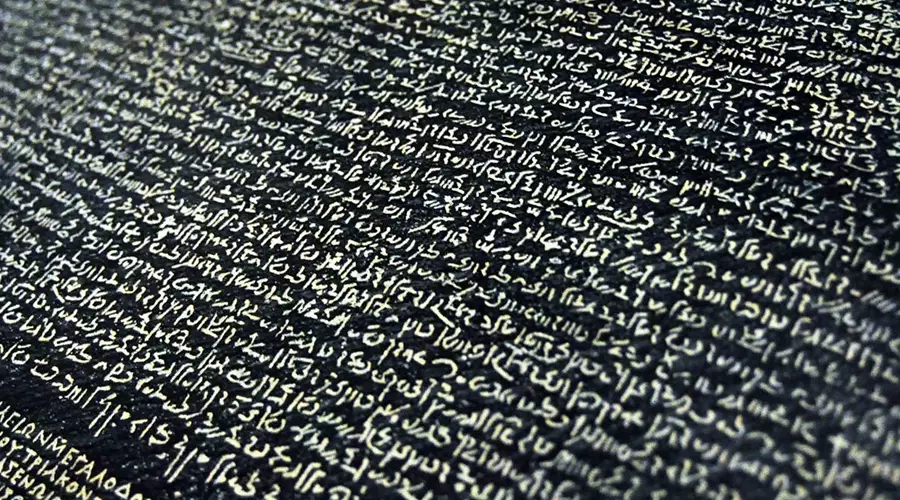 Rosetta Stone Dhagaxa basalt -ka madow, oo hadda loo yaqaan Rosetta Stone, waxaa soo helay khubarada qadiimiga ah ee Ingiriiska 1799kii. Waxaa la rumeysan yahay in farshaxankani uu fure u noqon karo cipher -ka buuniformkii hore ee Masar. Nasiib darro, khiyaanooyinka siyaasadeed uma oggola saynisyahannada inay tijaabiyaan waxtarnimada farshaxanka ficil ahaan: Rosetta Stone ayaa weli ah mid ka mid ah bandhigyada ugu waaweyn ee Madxafka Ingiriiska, in kasta oo ay isku dayeen dhammaan Masriyiintu inay ku celiyaan dalkooda.