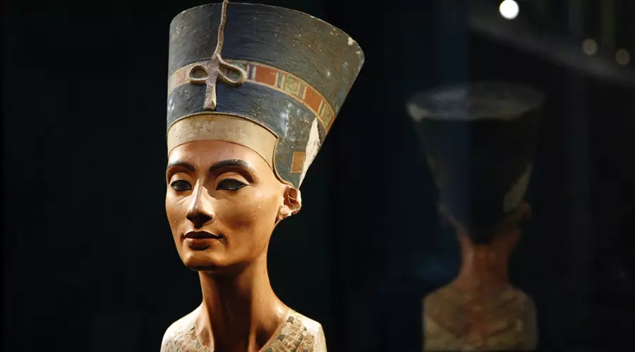 Bust ta 'Nefertiti Ġeneralment, l-Eġizzjani qed ifittxu kważi d-dinja kollha: f'ħin wieħed vagun u karrettun żgħir ta' artifatti tneħħew mit-territorju tal-Eġittu. Wieħed mis-suġġetti ewlenin tal-kontroversja huwa l-bust tal-mara tal-Fargħun Akhenaton - l-istatwa ta ’Nefertiti għandha iktar minn 3300 sena u l-Ġermaniżi m’għandhomx għaġġla biex jagħtuha lill-Eġizzjani. Xjentisti Ġermaniżi konsekuttivi għandhom argument wieħed biss: "Huwa fraġli wisq."