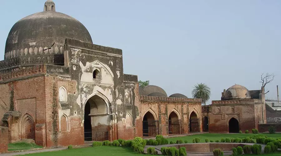 Babri-Moschee Hindus glauben, dass sich an der Stelle der alten Moschee ein noch älteres Palastgebäude befand, in dem Rama selbst geboren wurde. 1992 entbrannten scheinbar friedliche Inder so sehr, dass sie die Moschee dem Erdboden gleich machten: Die ausgebrochenen Unruhen kosteten zweitausend Muslime das Leben. Noch heute können Muslime und Hindus nicht entscheiden, wer tatsächlich das Recht hat, die heiligen Ruinen zu besitzen.