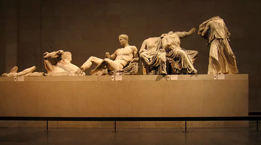 Elgin Marbles Duta Besar Inggris, Lord Elgin, mengumpulkan seni Yunani kuno di waktu senggangnya dan berhasil membawa seluruh koleksinya ke London. Hari ini, Yunani berbusa di mulut membela hak untuk mengembalikan artefak ke tanah air mereka, dan Inggris utama berpura-pura tidak mengerti sama sekali tentang apa ini. Milik kita, itu saja.