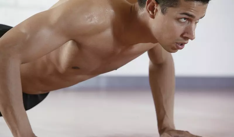 Push-up klasik Apa: trisep, pecs, dan deltoid Pendekatan: 4 Repetisi: 15 Ada lebih dari lima puluh jenis push-up. Kami akan fokus pada yang klasik, terutama karena sangat cocok untuk memompa banyak otot tubuh yang penting. Pada posisi awal (berbaring), telapak tangan diatur sedikit lebih lebar dari bahu, kaki selebar panggul. Saat Anda menarik napas, turunkan tubuh Anda, membentuk sudut kanan dengan siku Anda. Saat Anda mengeluarkan napas, naik, tetapi tidak sepenuhnya, agar tidak menghalangi sendi siku.