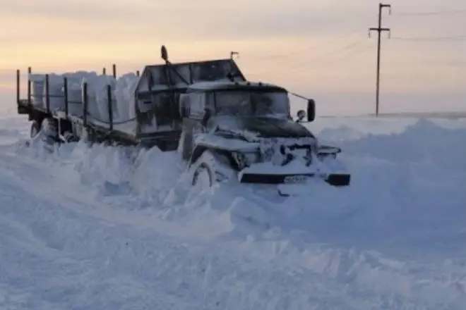 Truckers hauv Arctic Circle: ua haujlwm qhov twg cov ntsia hlau tawg