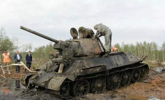 Săpătorii negri au scos un rezervor din mlaștină: T-34 a fost tras de un tractor