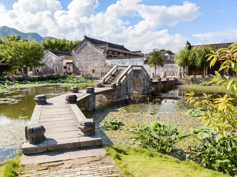 Hongcun Köyü Köy, güney Song hanedanlığı döneminde kurulmuştur. Tarihi 900 yılı aşkın bir geçmişe dayanmaktadır. İlgi çekici olan sadece antik mimari değil, aynı zamanda yerleşim düzeninin yanı sıra binaların hidrolik yapılar ve su temini sistemi ile bağlantısıdır.