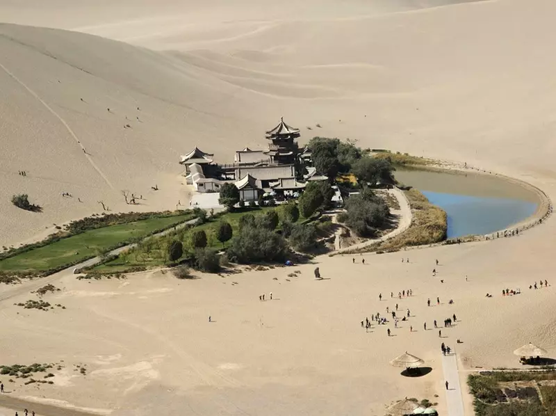 Lago Yueyatsuan En la koro de la Gobia Dezerto estas unika oazo, kiu estas duonluna lago. Estas tradicia templo kaj ĝardeno apud la lago. Sur la fono de la senfinaj sabloj, Yueyquan aspektas kiel miraĝo.