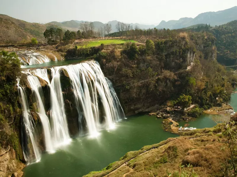 Huangoshu Falls Detta är det högsta vattenfallet i Asien. Dess höjd är 78 meter och bredden når 101 meter. Huangoshu anses vara ett av få vattenfall i världen som kan ses från sex olika vinklar.