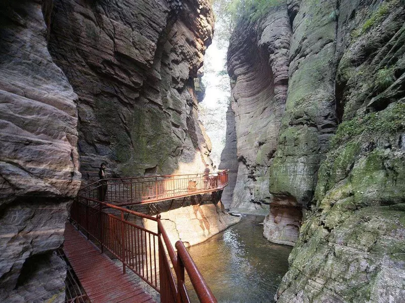 Longtan Gorge Gorge liknar ett friluftsgeologiskt museum. För att underlätta besöket sträcker sig 12 km. ravinen är utrustad med gångbroar.