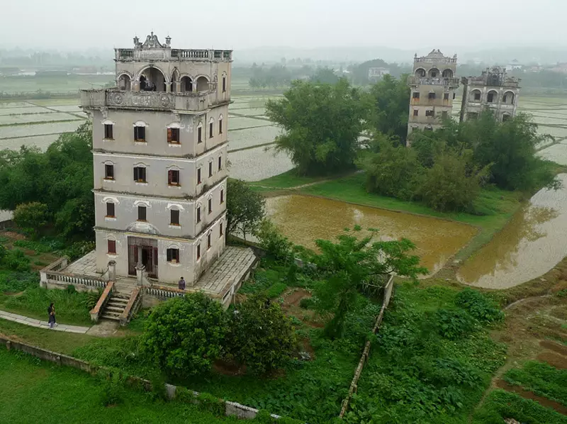 Kaiping Towers I början av 1900 -talet restes tusentals torn som tillfälliga skydd och vakttorn i Kaiping -provinsen. Omkring 1 800 av dessa otroliga byggnader har överlevt till denna dag.