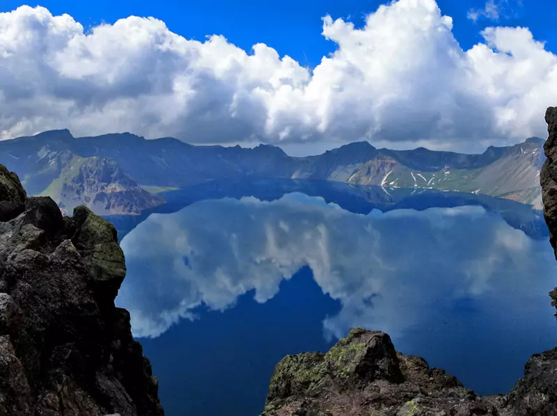 Lago Cheongji Lago en la kaldero de la vulkana monto Pektusan estas enskribita en la Rekordlibro kiel la plej alta kraterlago en la mondo. La areo de la lago estas 9,82 kvadrataj kilometroj, kaj la alteco de la lago super la marnivelo estas 2189 metroj. La akvo en la lago estas tiel travidebla kaj pura, ke sur la surfaco de la akvorezervejo vi povas rigardi la reflektantan ĉirkaŭan pejzaĝon kaj la ĉielon.