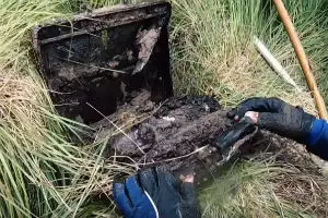 Caixas pesadas do fundo do pântano: escavadores negros ergueram o achado com sua última força