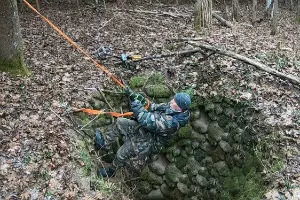 Skrivalište u šumi: crni kopač sišao je u rupu ispod kamena