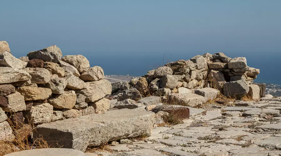 Prototaip Atlantis Ini adalah, jika anda belum menebak sebelumnya, mengenai peradaban Kreta-Minoan yang hebat. Itu wujud dari 2700 hingga 1400 SM - orang Minoans terkenal dengan istana benteng mereka yang hebat, di mana bahkan terdapat pembetung. Penduduk Kreta tahu bagaimana mencairkan gangsa dan berdagang dengan Mesir, mengembangkan tulisan dan budaya secara aktif: sekarang para sejarawan percaya bahawa peradaban inilah yang menjadi prototaip Atlantis yang legenda.