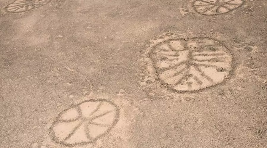 Geoglyphs Kii ṣe bẹ ni igba pipẹ sẹhin - lakoko Ogun Agbaye akọkọ - Awọn awakọ Agbofinro British British ṣe awari awọn iyaworan ajeji lori ilẹ ni ile larubawa Arabian. Wọn dabi awọn kẹkẹ keke nla. Awọn onimọ -jinlẹ bẹrẹ iwadii ati rii pe wọn ṣẹda wọn ni 6500 BC. Eyi jẹ ajeji pupọ, nitori awọn geoglyphs ko han lati ilẹ, ati pe o le wo wọn nikan lati oju oju ẹyẹ.