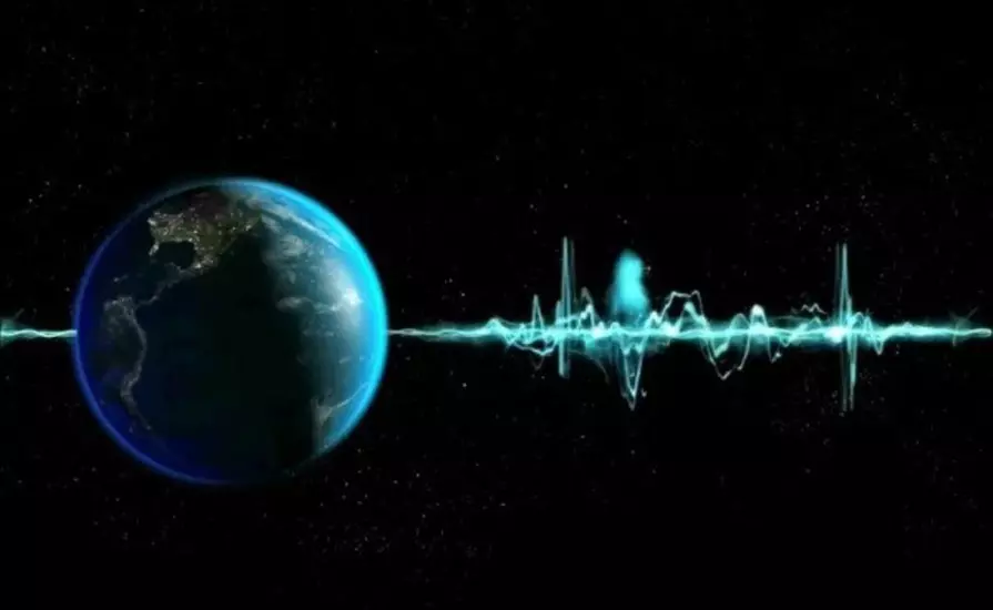 Mikser Enigma identifikatori: XF Signal manbai Buyuk Britaniyaning Mildenhall harbiy bazasida joylashgan. 2001 yilda signal to'satdan g'oyib bo'ldi - bundan oldin u o'ttiz yil davomida eshitilgan edi. Ehtimol, sirli tovush NATOning maxfiy aloqa tizimining bir qismi bo'lib, endi yo'ldoshlarga uzatilgan.