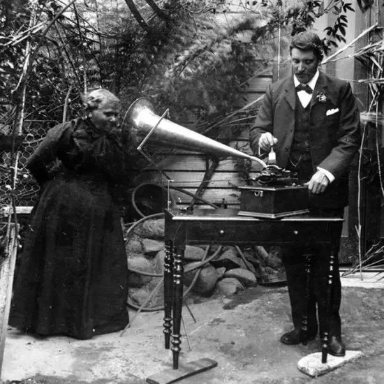 Tasmanian languages ​​Today, researchers believe that in ancient times there were up to 6 completely different languages ​​on the territory of Tasmania. The last native speaker, Fanny Cochrane Smith, passed away in 1905, having made several recordings of the language on wax cylinders.