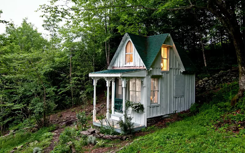 Victorian Mansion Detta lilla hus skulle ha varit mer som viktorianskt England - men det byggdes i den lilla staden Catskills, New York. Projektet utvecklades och genomfördes av en vanlig hemmafru Sandra Foster. Det är vad det innebär att ha ett värdigt mål!