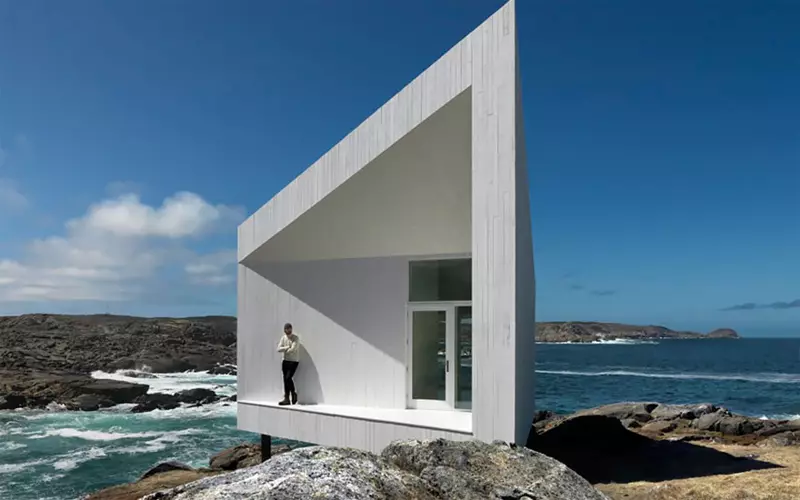 Squish Studio ligger i den lilla staden Titling, på toppen av Fogo Island. Arkitekter har tagit till ett populärt sätt att minska det utrymme som huset upptar: byggnadens väggar och tak ligger i skarpa vinklar mot varandra.