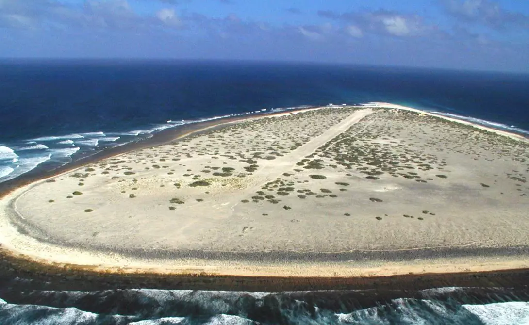 Tromelin Fransiýa Madagaskardan 450 km uzaklykda ýerleşýän kiçijik fransuz adasy. Deňiz derejesinden bary-ýogy 7 metr beýiklige çykýar - okeanologlar birnäçe onýyllygyň içinde adanyň suwuň aşagynda gark boljakdygyny öňe sürýärler.