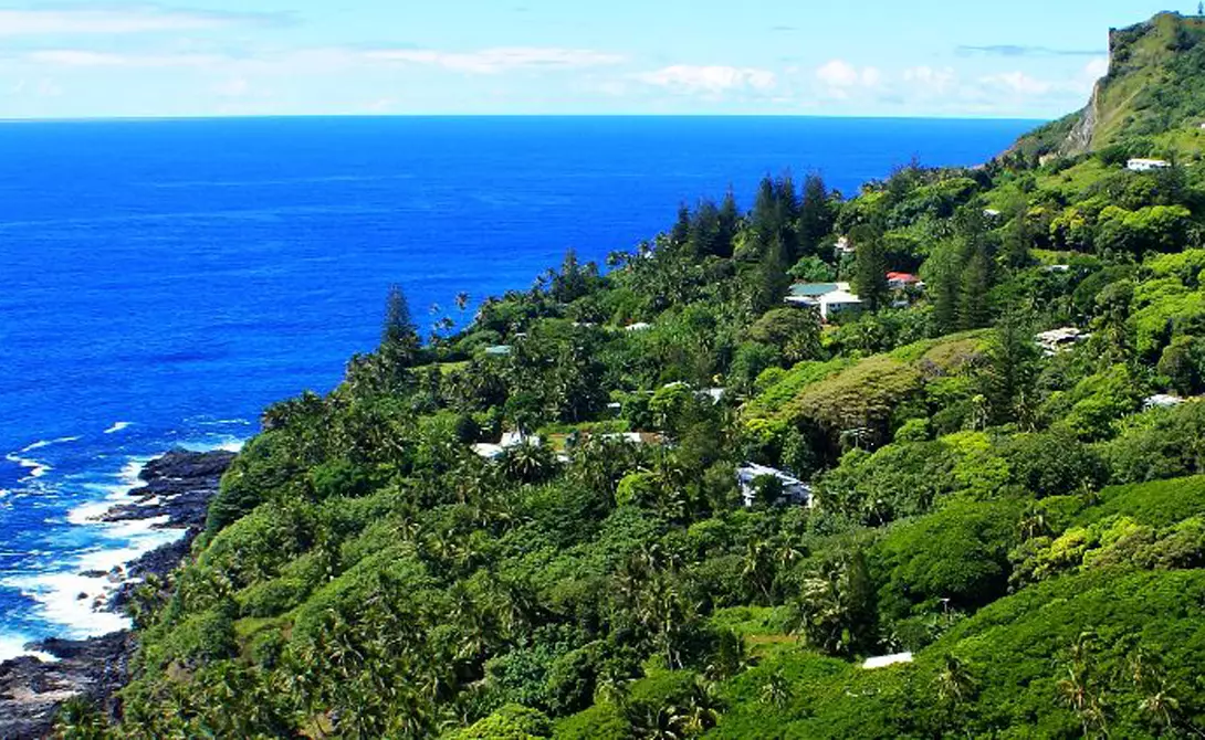 Pitcairn Boqortooyada Midowday Dhammaan kontonka qof ee jasiiradaha ku abtirsada waxay ka soo jeedaan rabshadaha doonyaha ganacsiga ee halkan yimid 1790kii. Waxay la socdeen reer Tahitians oo faraxsan, kuwaas oo ay keeneen yaa garanaya waxa imminka ah dhul aad u fog.