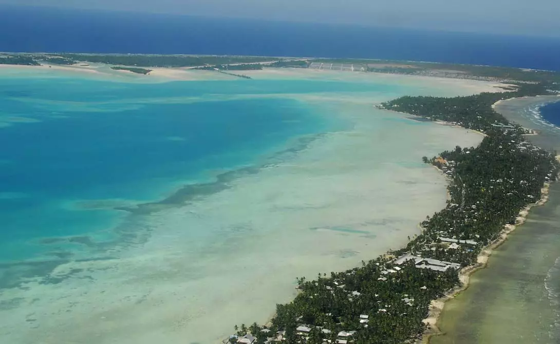 Cocos Islands Ausetalia O le afe kilomita mai Java ma le lua afe mai le talafatai o Ausetalia. O le Cocos Islands o se faʻaputuga o 27 'amu amu, lea e faʻaaoga saoloto e oʻo atu i le ono selau tagata. Na matauina e Charles Darwin nei atoll, na maua ai e ia le tele o faamaoniga mo le talitonuga o le evolusione.