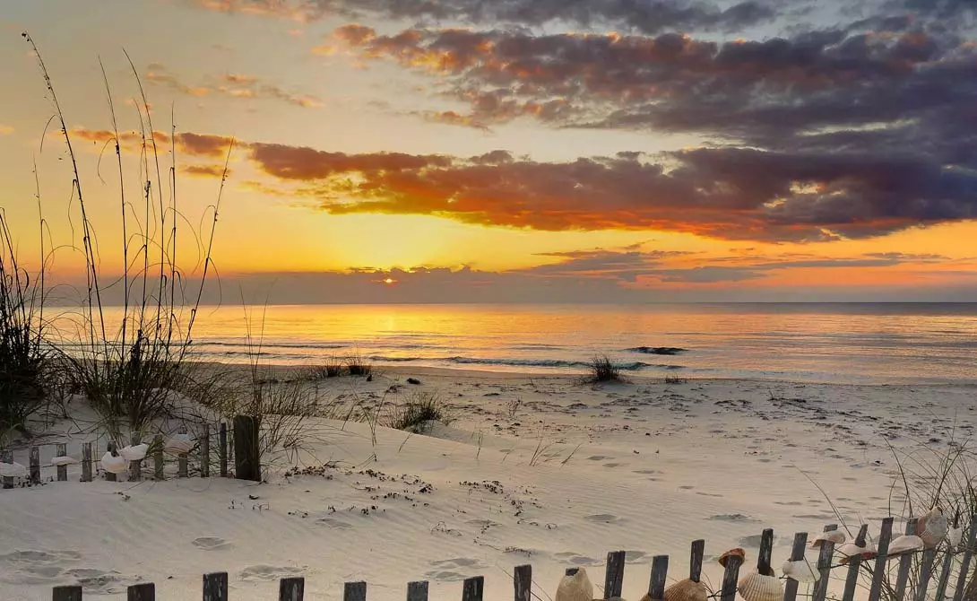 St. George Island Estados Unidos sa Amerika Usa sa labing kadaghan nga mga komunidad sa Aleut nga nagkaon dinhi. Bisan pa, ang mga Indian lisud tawgon nga tinuud nga mga agalon sa kini nga yuta: ang mga panon sa mga selyo ug usa ka milyon nga mga langgam sa dagat ang nahiangay sa kini nga pagtudlo sa labi ka kadako.