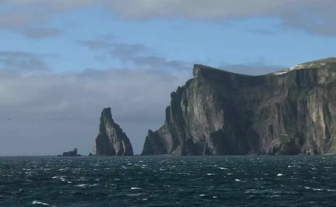 Bear Island Norway A ilha mais ao sul do arquipélago de Svalbard parece um verdadeiro reduto da beleza sombria primordial das terras norueguesas. Quase não há ninguém aqui: há cerca de 20 comissários de bordo na estação meteorológica local por 178 quilômetros quadrados.