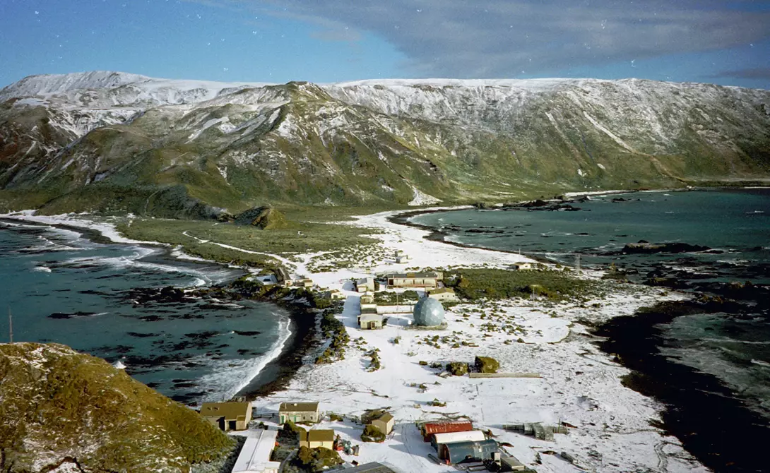 Macquarie Australia Se você adora pinguins, Macquarie é a ilha dos seus sonhos. É verdade que existe uma pequena dificuldade - a ilha está localizada a mil quilômetros da Nova Zelândia. Macquarie está sob o controle do governo da Tasmânia e continua sendo o lar de cinquenta pessoas.