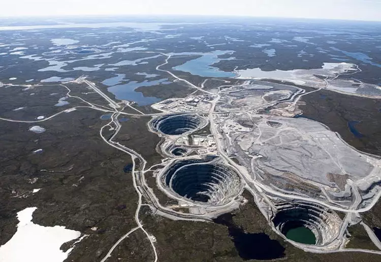 Ekati, Kanada Gufungura umwobo byatangiye mu 1998. Hagati ya 1998 na 2009, hacukuwe karato miliyoni 40 za diyama muri kariyeri. Kuri ubu ikirombe kirimo gutezwa imbere mu nsi. Ubujyakuzimu nyabwo bwa rwobo ntibuzwi.