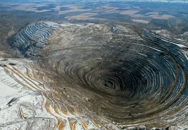 Bingham Canyon, ABŞ Mis filizi 1850 -ci ildə burada tapıldı və 13 il sonra yatağı işlətməyə başladılar. 2008 -ci ildən etibarən ocağın dərinliyi 1,2 km, eni 4 km və 1900 hektar əraziyə çatdı. Ocaqdan hər gün təxminən 450 min ton qaya çıxarılır.