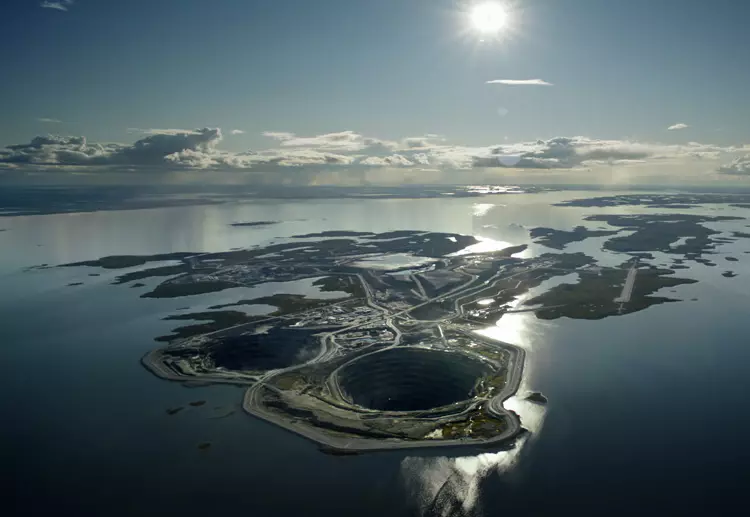 Diavik, Kanada Karjäär avati 2003. aastal. Siin kaevandatakse umbes 1500 kg. teemante aastas. Alates 2010. aastast on kaevandus üle läinud maa -alusele kaevandamisele. Kaevu täpne sügavus pole teada.