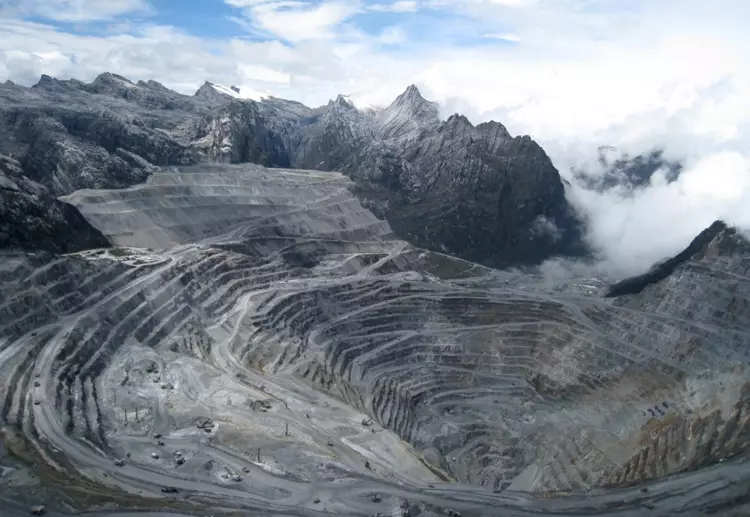 Grasberg, Indonesia Grasberg regnes som det høyeste steinbruddet i verden, det ligger i en høyde av 4285 meter over havet. Utviklingen av steinbruddet begynte i 1973. For øyeblikket har steinbruddet nådd en dybde på 480 meter.