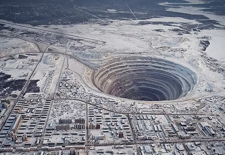 Mir, Russland Diamantforekomsten, oppdaget i 1955, ble utvunnet av en åpen grop til 2001. I 2009 begynte gruvedriften ved en underjordisk gruve. Steinbruddet har en dybde på 525 meter og en diameter på 1,2 km.