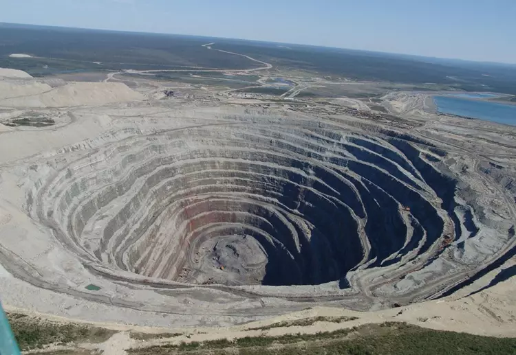 Udachny, Rûsya Depoyek almasê li bakurê Yakutia 20 kîlometre dûrî Çerxa Arktîk e. Ji sala 1982 -an vir ve, ew di kunek vekirî de hate derxistin, heya ku di sala 2014 -an de kana jêrzemînê dest bi kar kir. Kûrahiya kana Udachny 585 metre ye.