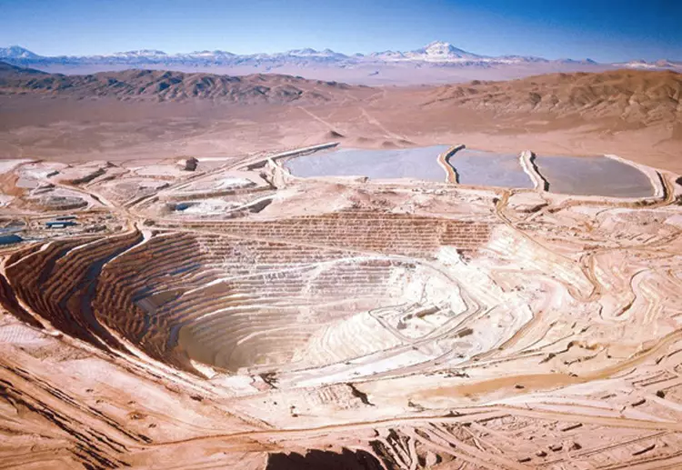 Escondida, Chile En dagbruddgruve ligger nord for Atacama -ørkenen. Arbeidet i det begynte i 1990. Gruven har to åpne groper. Dybden av de dypeste av dem er 650 meter.