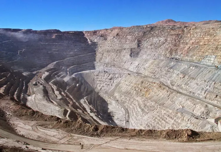 Chuquicamata, Chile Dette er verdens største dagbruddsgruve for kobbermalm. Feltet har blitt utviklet siden 1915. Steinbruddet ligger i de sentrale Andesfjellene i en høyde av 2840 meter. Dybden på steinbruddet er 850 meter.