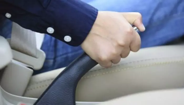 Handrem Het negeren van de handrem bij het parkeren is ook niet de moeite waard. Overbelast de motor en versnellingsbak niet: schakel bij het parkeren in neutraal en trek de handrem aan.