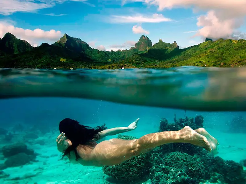 Een meisje zwemt voor de kust van Moorea Island in de Stille Oceaan, 17 kilometer ten noordwesten van Tahiti.