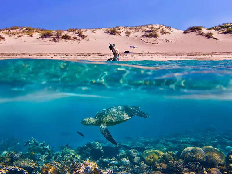 Een meisje bereidt zich voor op snorkelen op het strand in Jamaica.