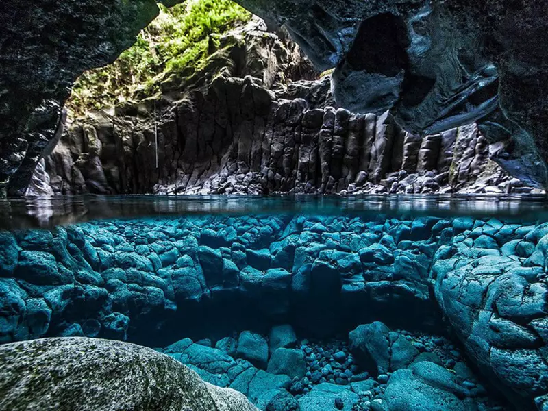 Neðansjávar hluti hellis á eyjunni Zanzibar í Tansaníu.