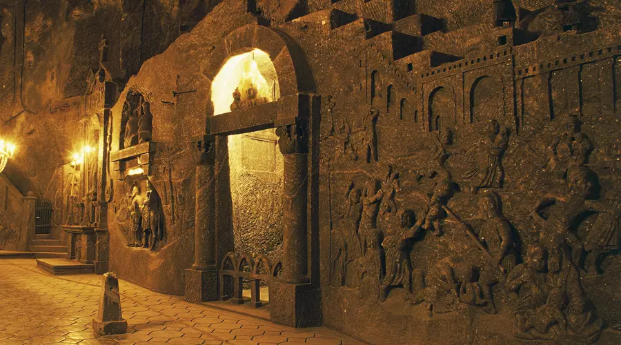 เหมืองเกลือ Wieliczka เป็นเวลาเจ็ดศตวรรษตั้งแต่ศตวรรษที่ 13 ถึง 20 ผู้คนได้พัฒนาแหล่งเกลือขนาดมหึมานี้ โดยขุดลึกลงไปในส่วนลึกของดิน ระดับที่เคลียร์ได้รับการตัดสินและตัดสิน ดังนั้นในที่สุดเหมืองก็กลายเป็นวังใต้ดินที่แท้จริงในมากถึง 7 ชั้น ความลึกสูงสุดถึง 200 เมตร และอุโมงค์ Wieliczka ยาวถึง 300 กิโลเมตร