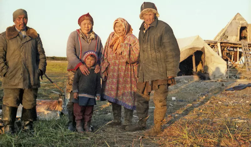 Koryaks faitau aofai tagata: 8,743 tagata O tuaa o le Karyaks na avea ma se tasi o mafuaʻaga autu o le Okhotsk aganuu atoa. Nei e masani ai nomad oe tuua o latou nofoaga i le tele o taimi i le tausaga ma faia a latou folauga masani faataamilo i le itu i matu o le Kamchatka Peninsula.