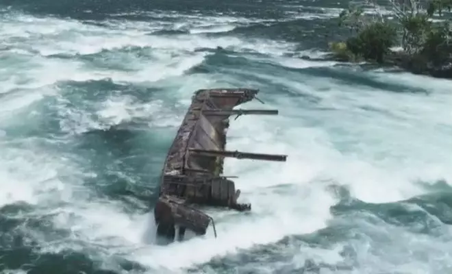 Roestig spookschip kruipt de Niagarawatervallen in