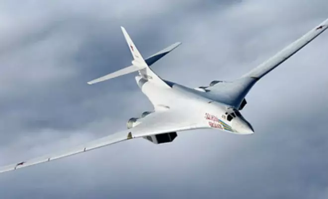 Tu-160 پس از سوزاندن روشن شد و دو جنگنده آمریکایی را ترک کرد