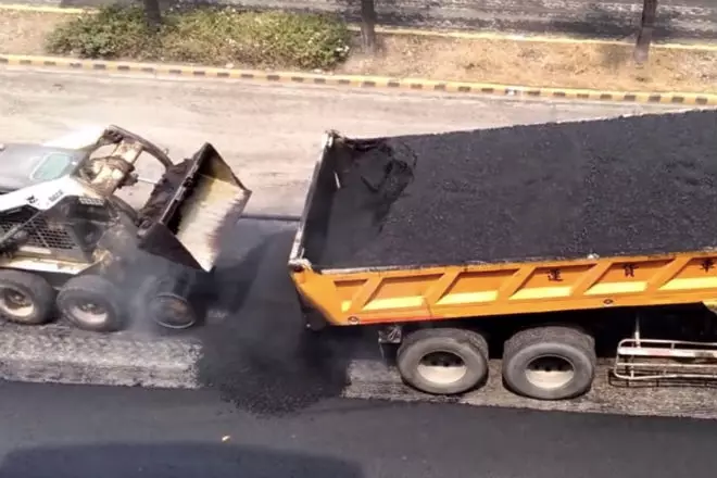 Kinijoje klojamas asfaltas. Naujas kelias bus paruoštas per valandą